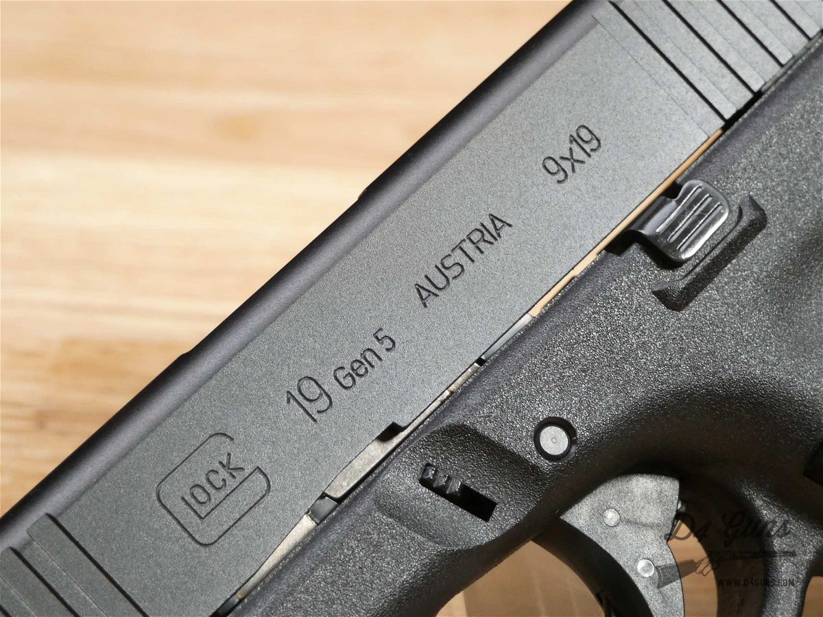 Glock 19 Gen 5 - 9mm - CCW - Austria - G19 - w/ Case & 4 Mags - LIKE ...