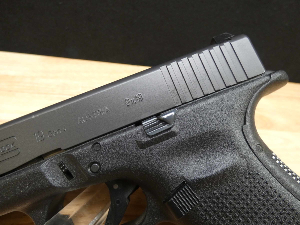 Glock 19 Gen 4 - 9mm - G19 - w/ Case & 3 Mags - CCW - Front Serrations ...