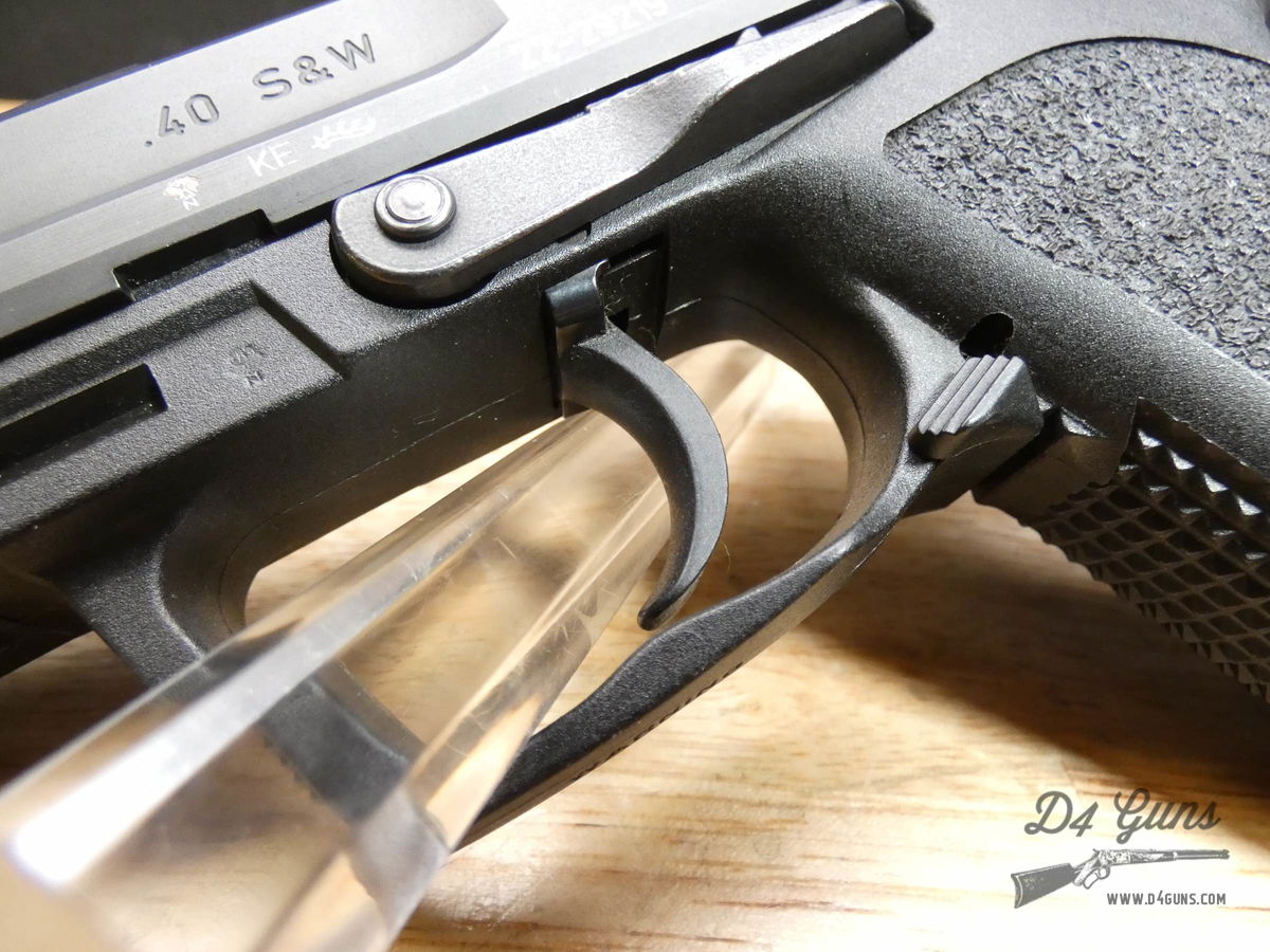 HK USP 40 - .40 S&W - H&K - 1994 - Heckler & Koch - w/ Mag - USP40 ...